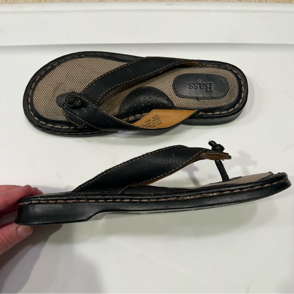 Bass | Shoes | Bass Akron Leather Women Sandals Black Flip Flop Size 65 ...